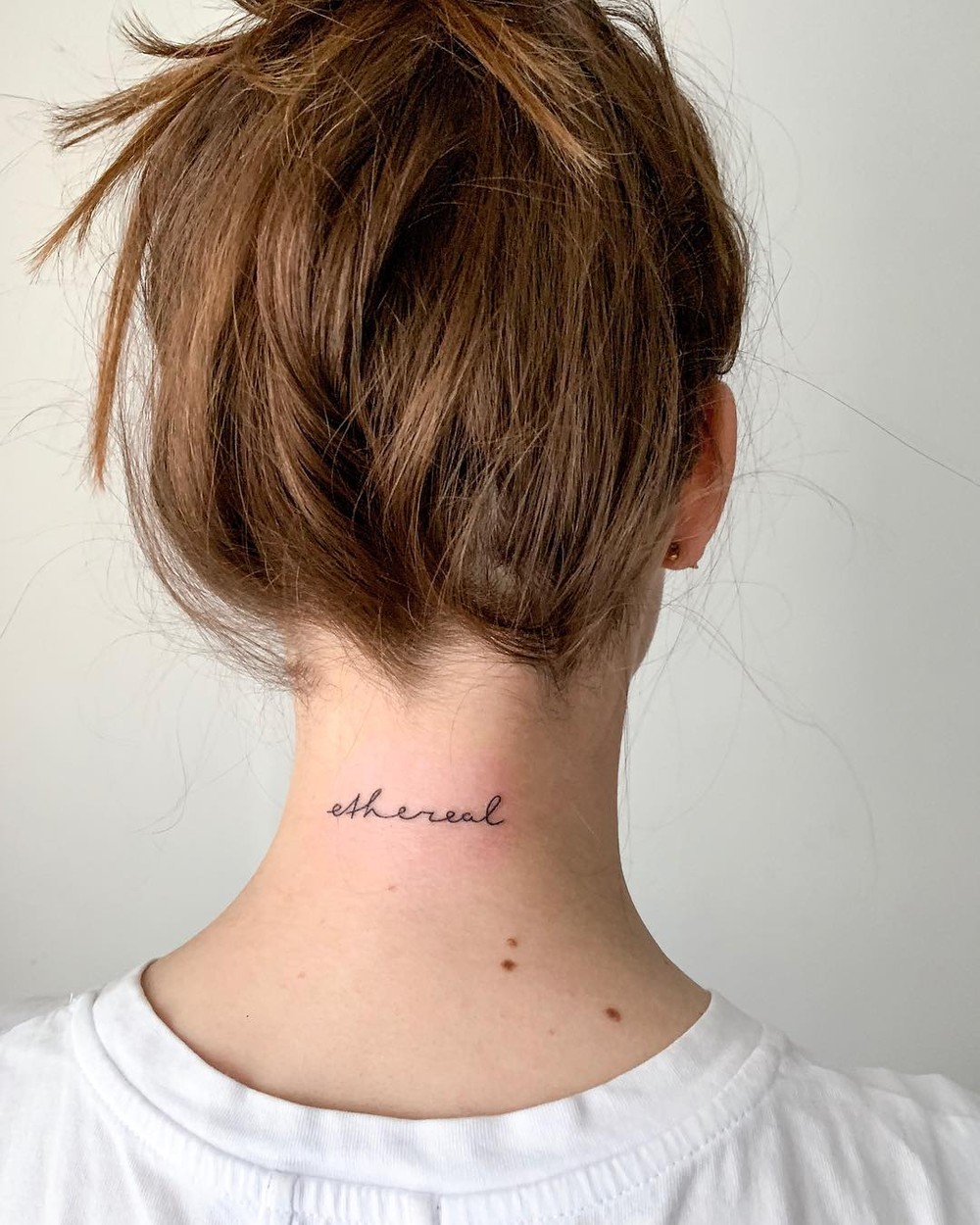 Tatuagem feminina na nuca: 21 ideias para eternizar na pele