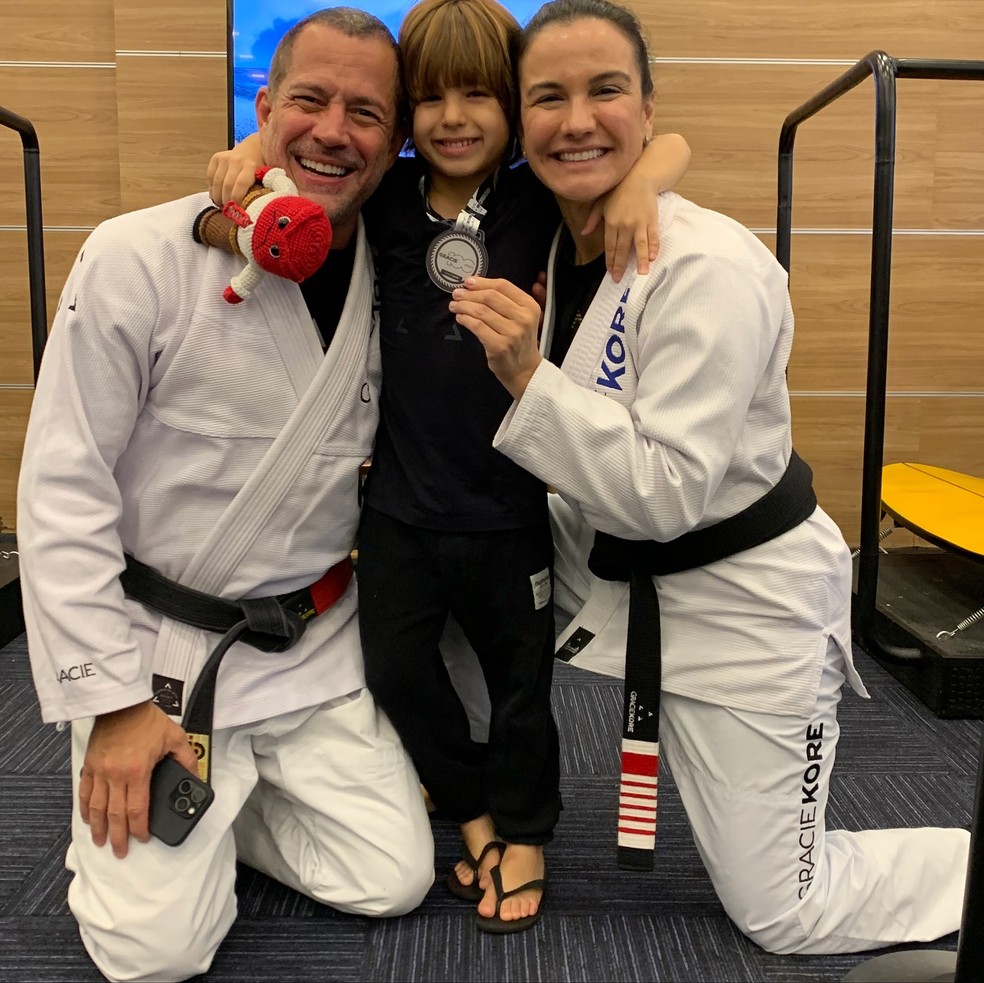Filho de Isis Valverde ganha declaração do pai ao completar 7 anos ...