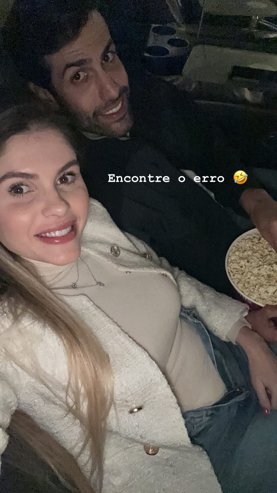 B Rbara Evans Posta Foto Em Cinema E Mostra Detalhe Inusitado Encontre O Erro