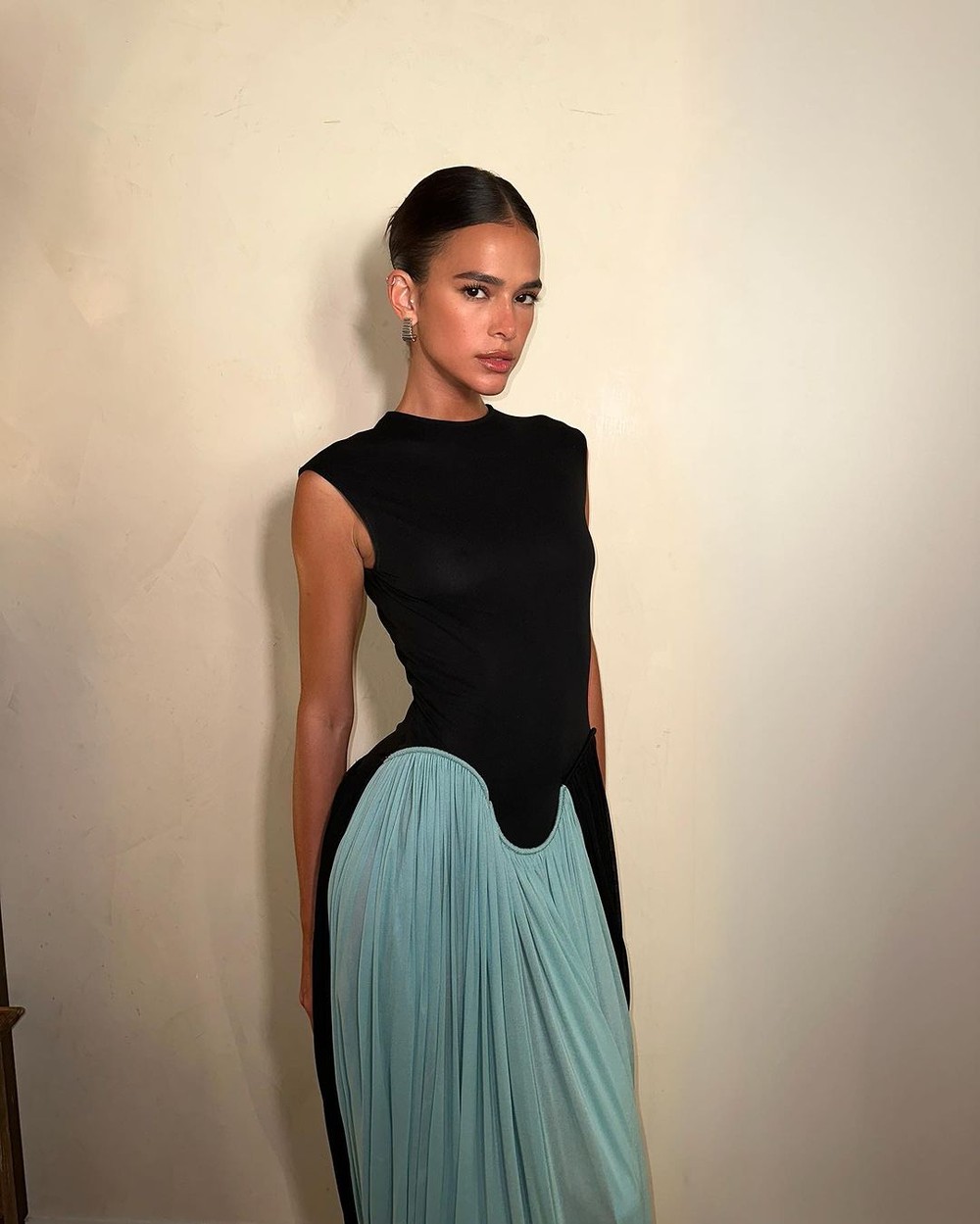 Bruna Marquezine posa com abdômen de fora em clique e coleciona elogios ...