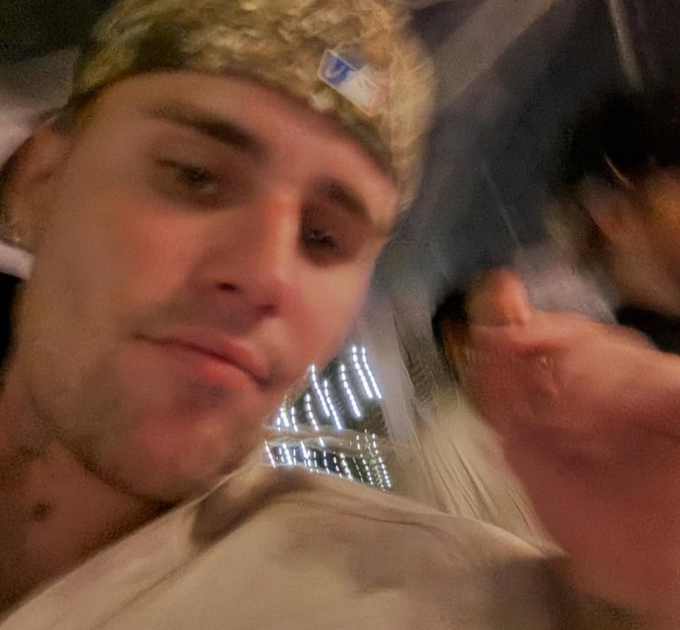 Sem camisa, Justin Bieber e Hailey dançam muito em festa e deixam o ...