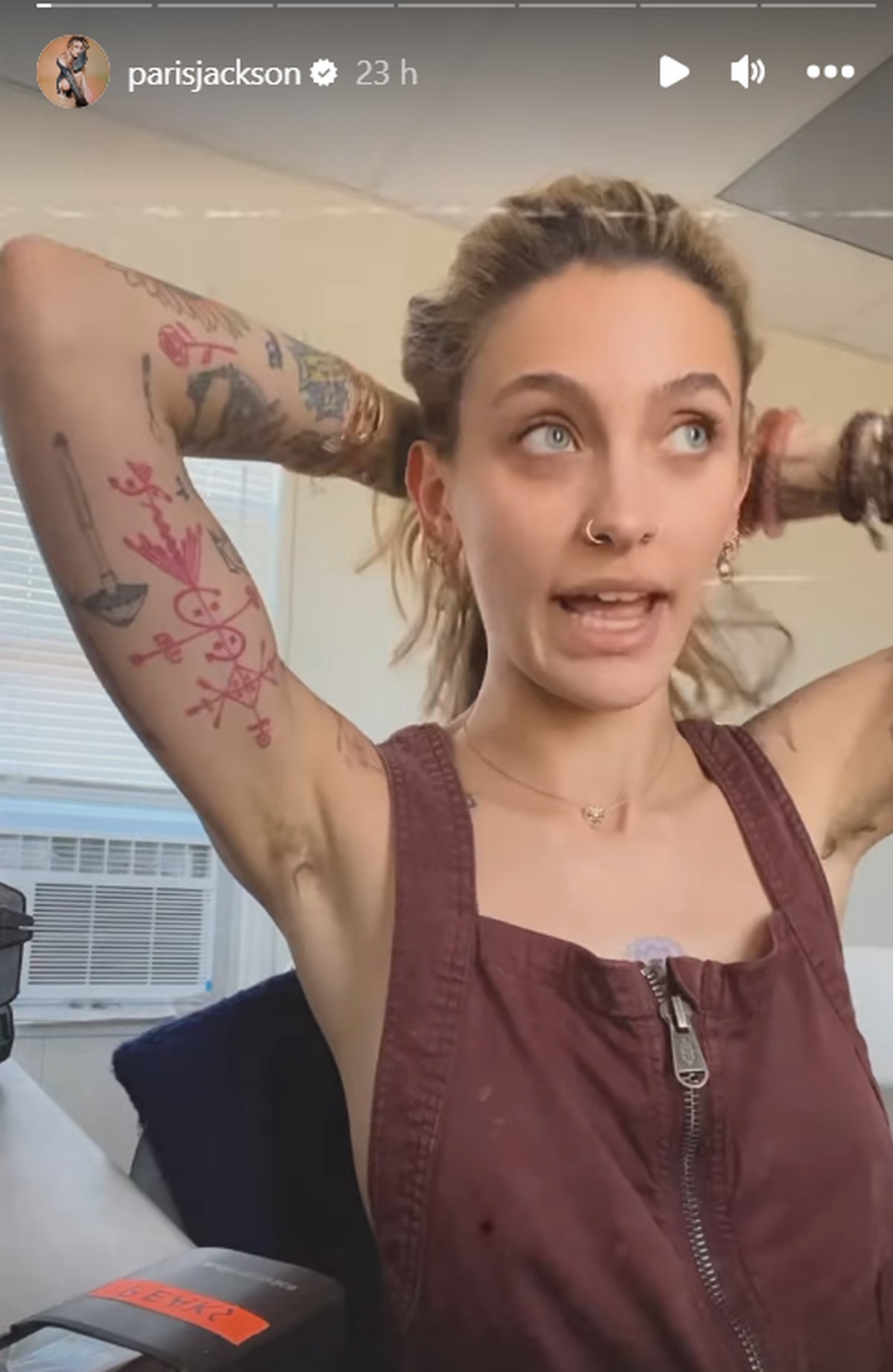 Paris Jackson rebate críticas por aparecer com pelos na axila em vídeo ...