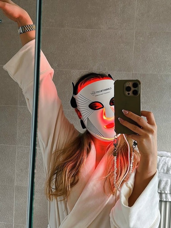 Máscara facial de LED: o que você precisa saber sobre o item high-tech ...