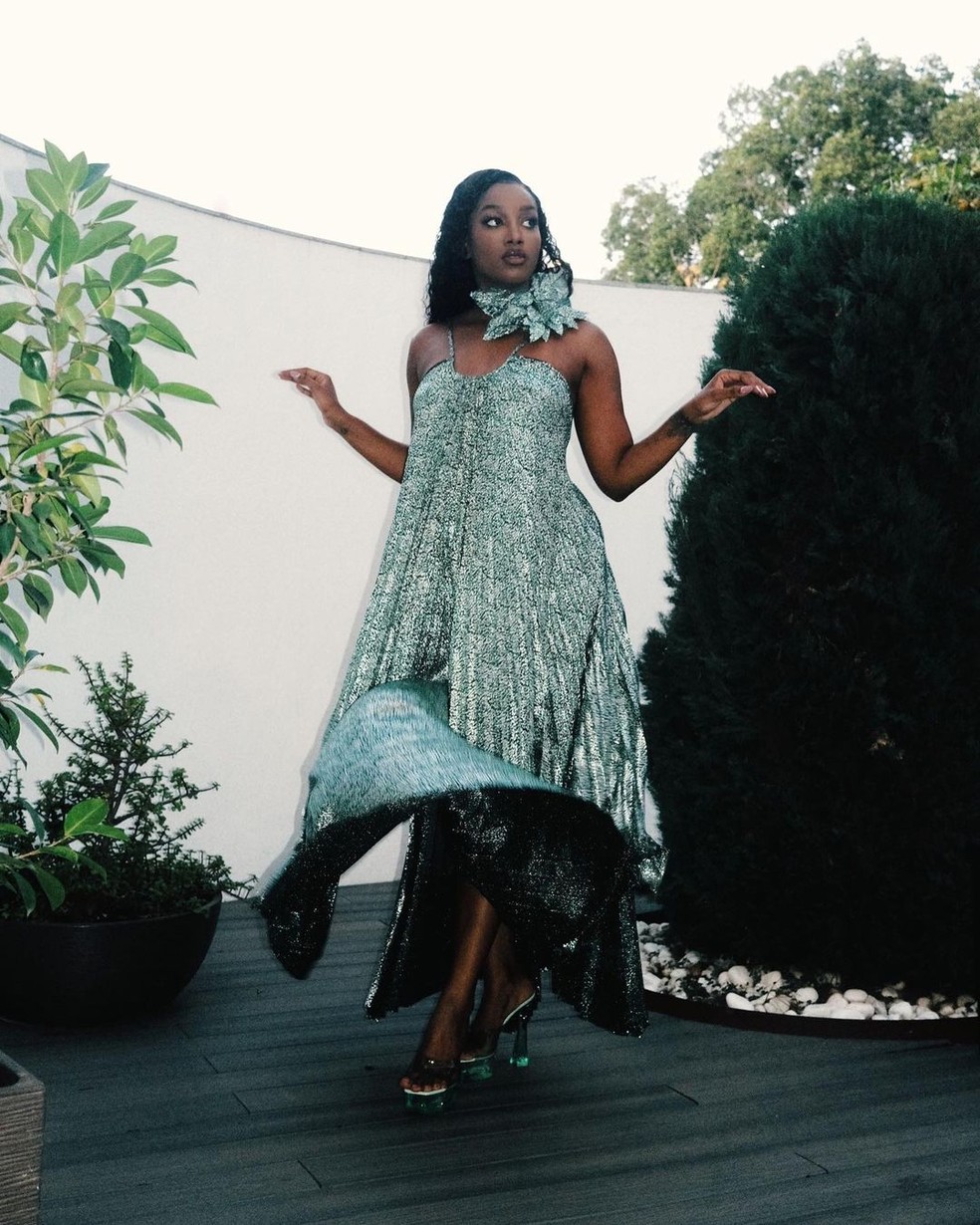 Iza aposta em vestido cintilante na recepção do Grammy Latino na Espanha