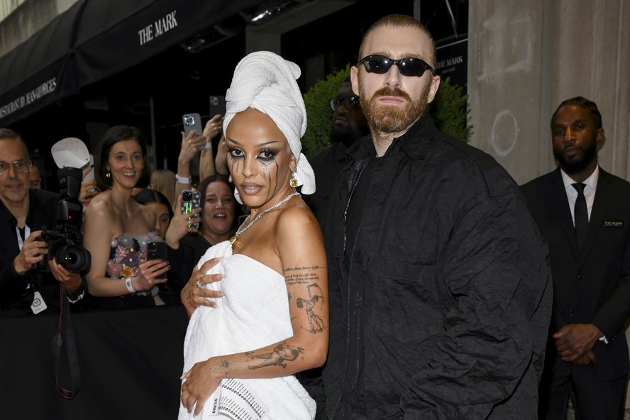 Doja Cat surpreende com look de toalha - inclusive, na cabeça - na ...