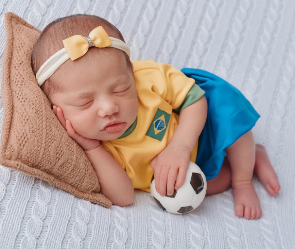 Neymar Jr mostra a filha, Mavie, com uniforme da releção brasileira em ...