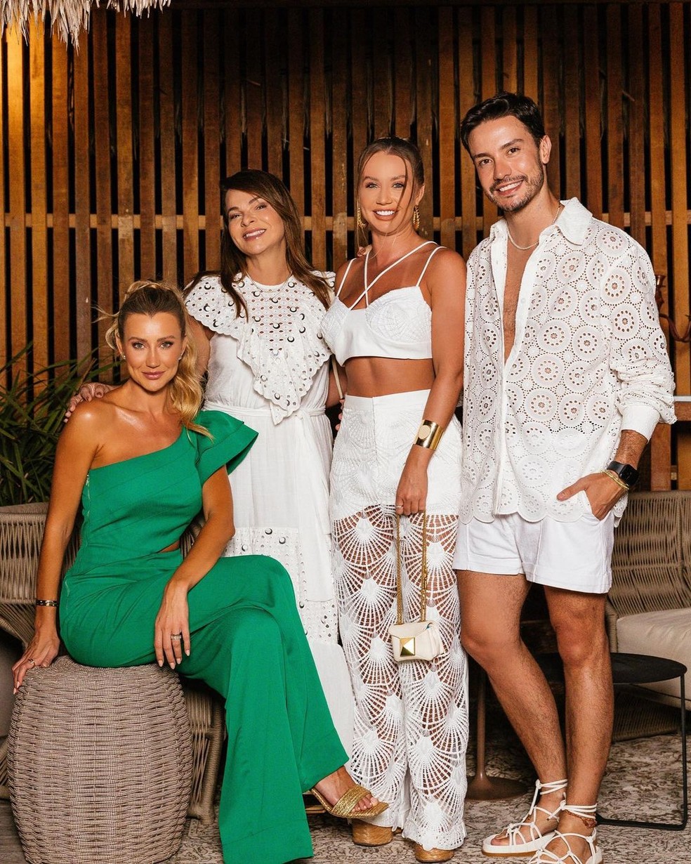 Ana Paula Siebert encanta com fotos de biquíni em praia paradisíaca do Ceará