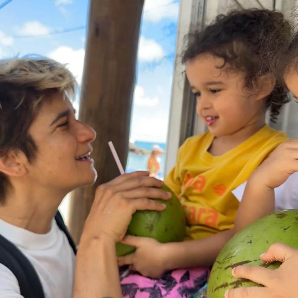Gêmeas de Nanda Costa e Lan Lahn aparecem em Salvador e fãs reagem ...