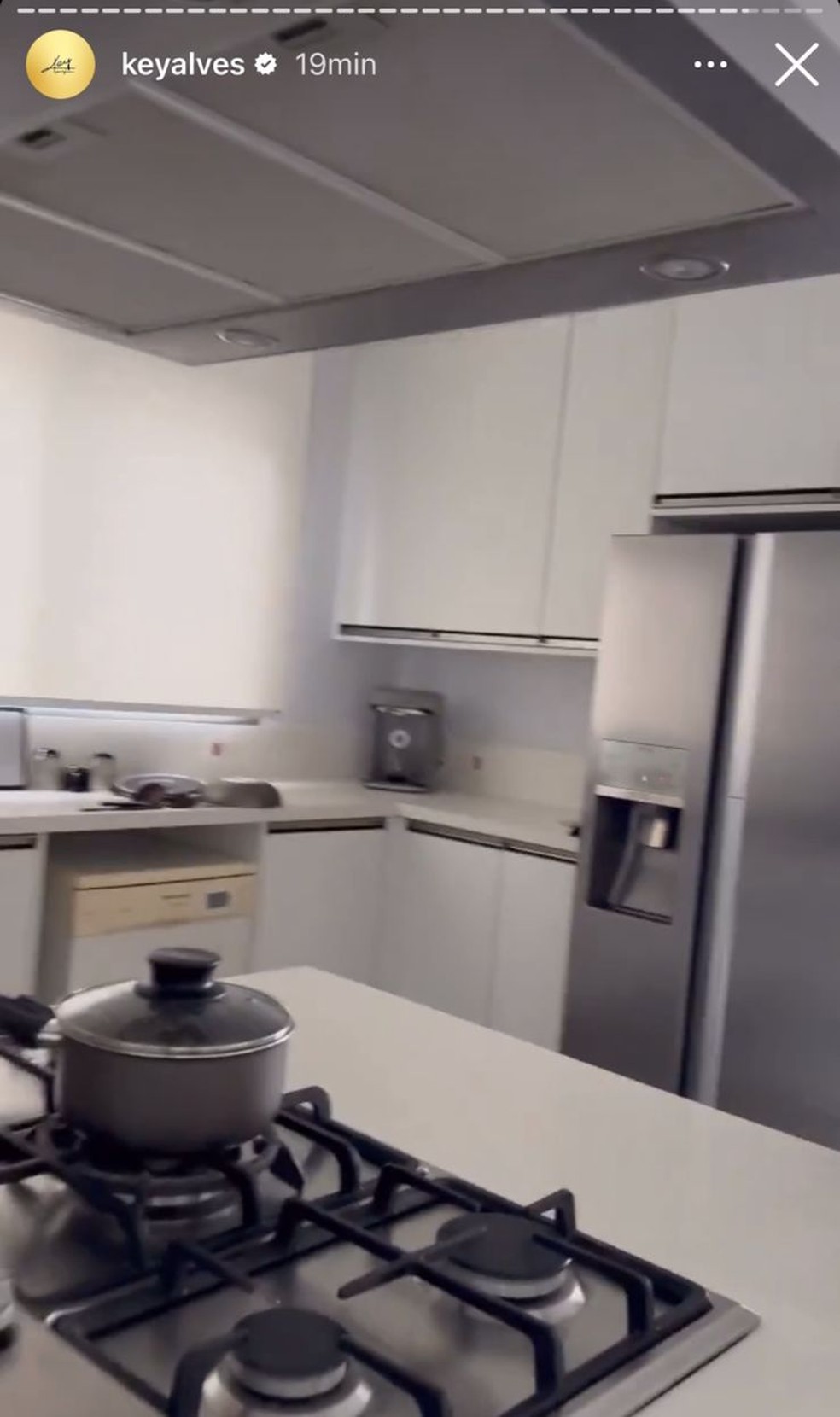 Key Alves mostra por dentro da nova mansão, com direito a mesa de R$ 60 mil