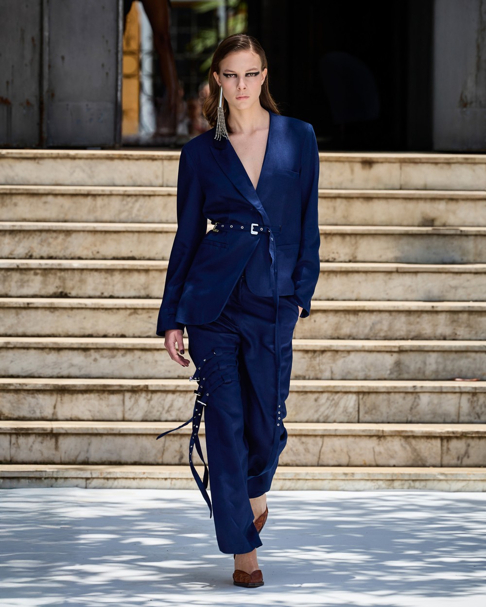 Alfaiataria recortada, sexy e assimétrica marca 'Culto a si', nova ...