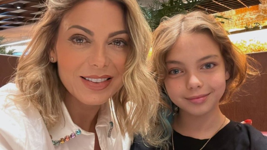 Sheila Mello posa ao lado da filha e semelhança impressiona: 'Parece um ...