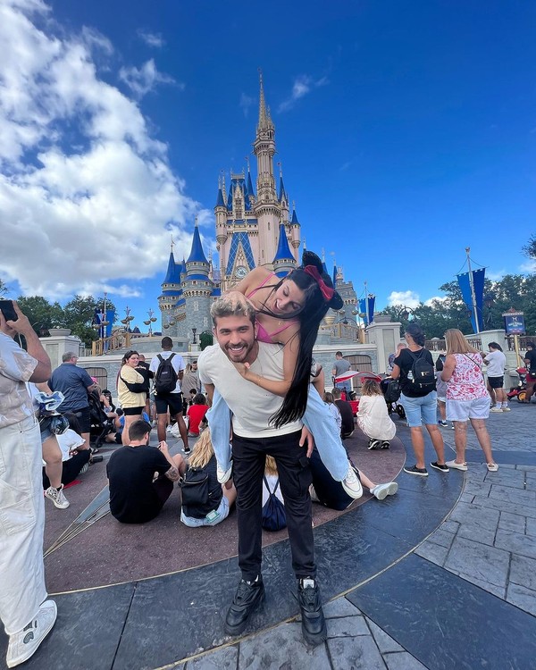 Após reatar namoro, Ana Castela posa com Gustavo Mioto na Disney: 'Bem ...