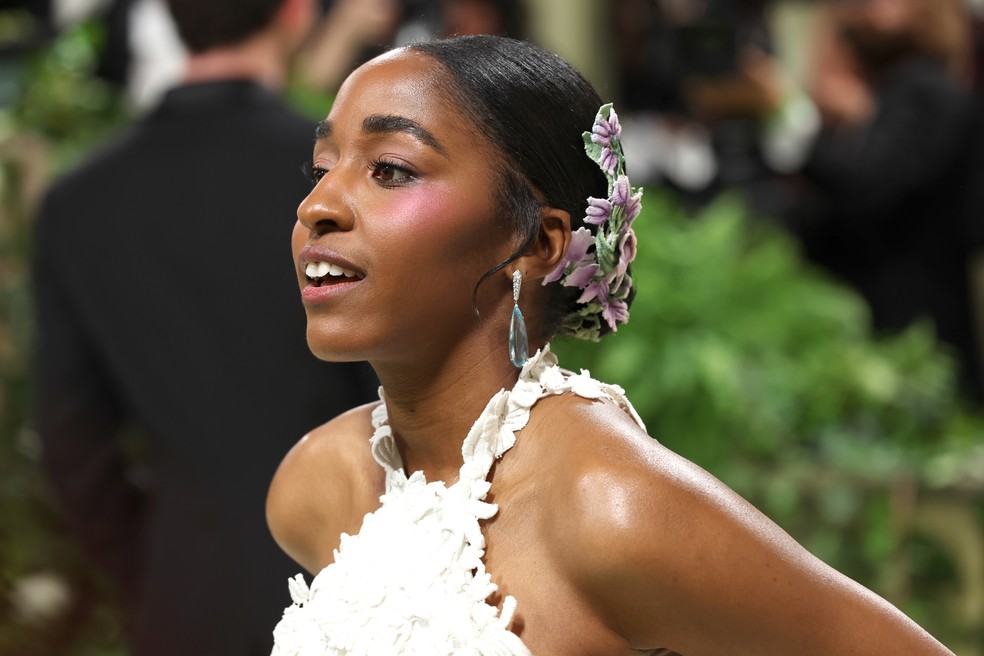 A beleza do Met Gala 2024: acessórios de cabelo, franjinha e blush rosado