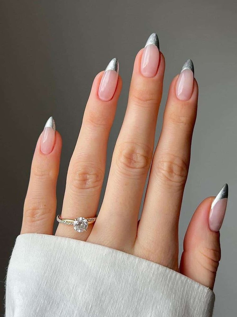 Unhas decoradas em prata: o efeito espelhado que merece a sua atenção