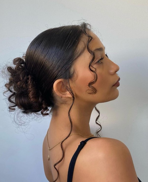 18 ideias de coques em cabelos cacheados e crespos para inspirar