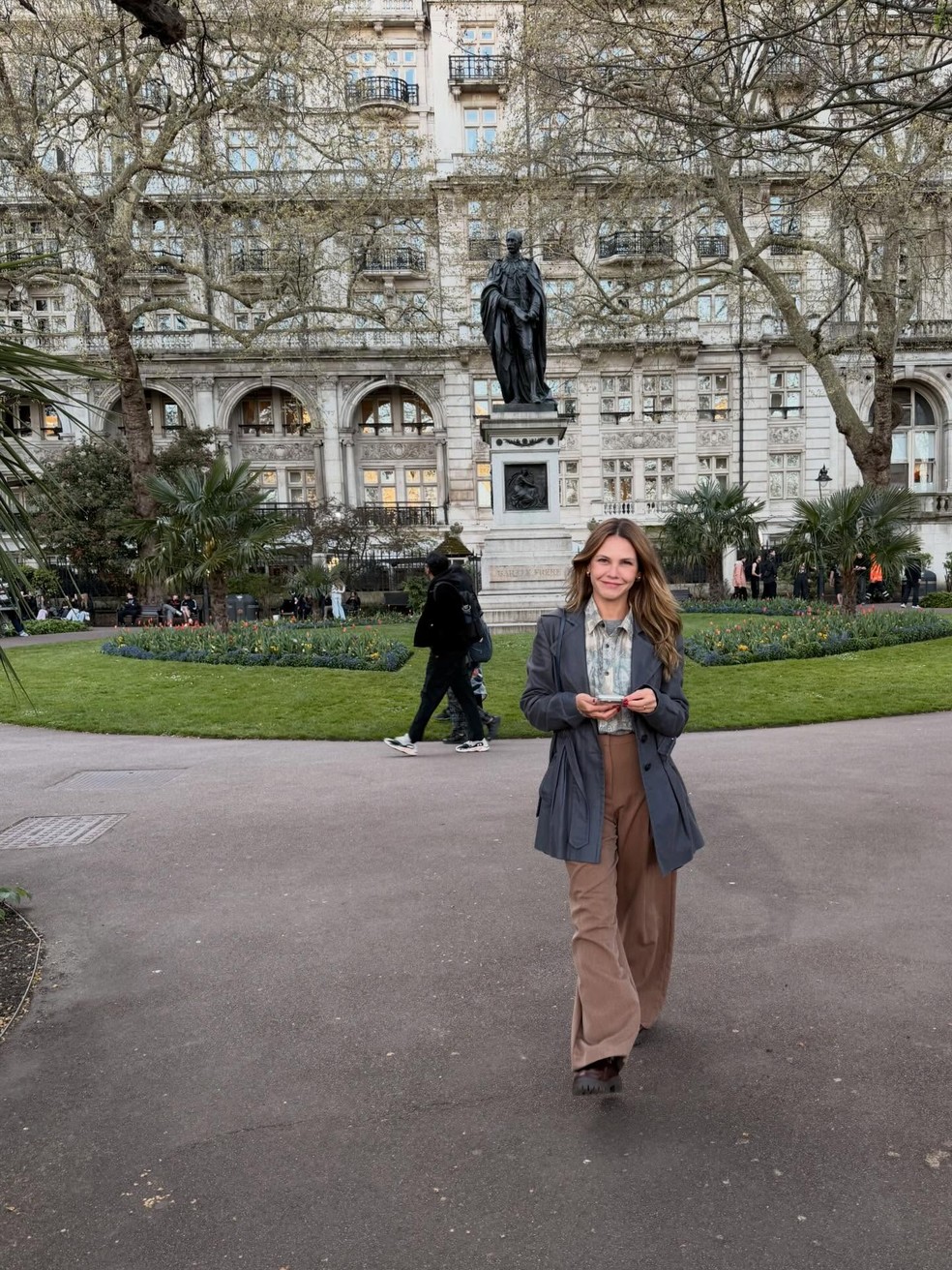 Após ser mãe, Louise D'Tuani vai para Londres com Eduardo Sterblitch e ...