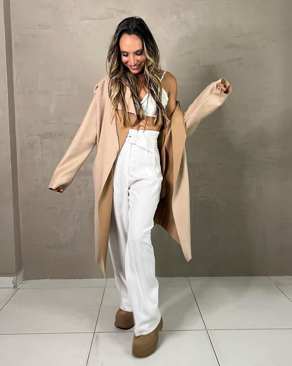 Maria Maya faz charme para foto e é exaltada por fãs: 'Hino de mulher'