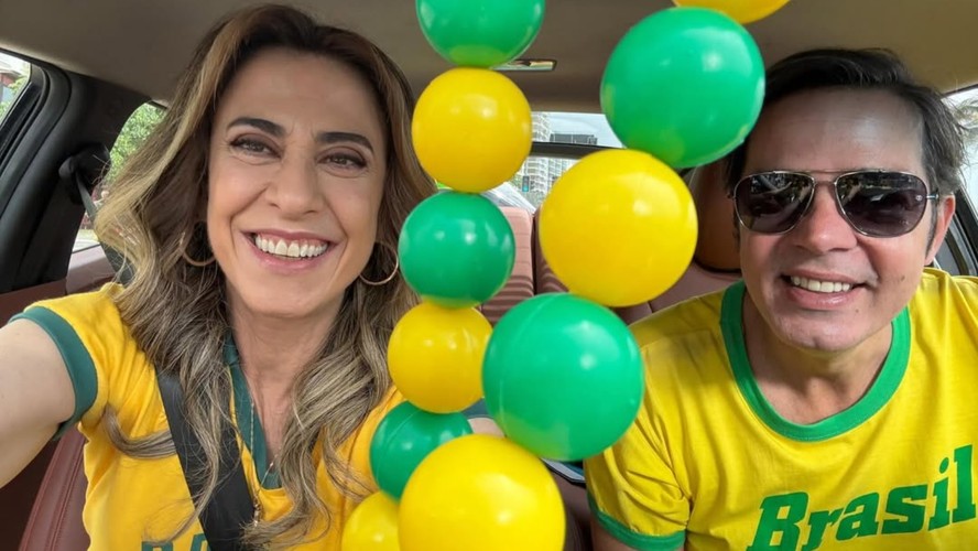 De visual novo, Fernanda Torres surge com camisa do Brasil nos bastidores do filme 'Os ...