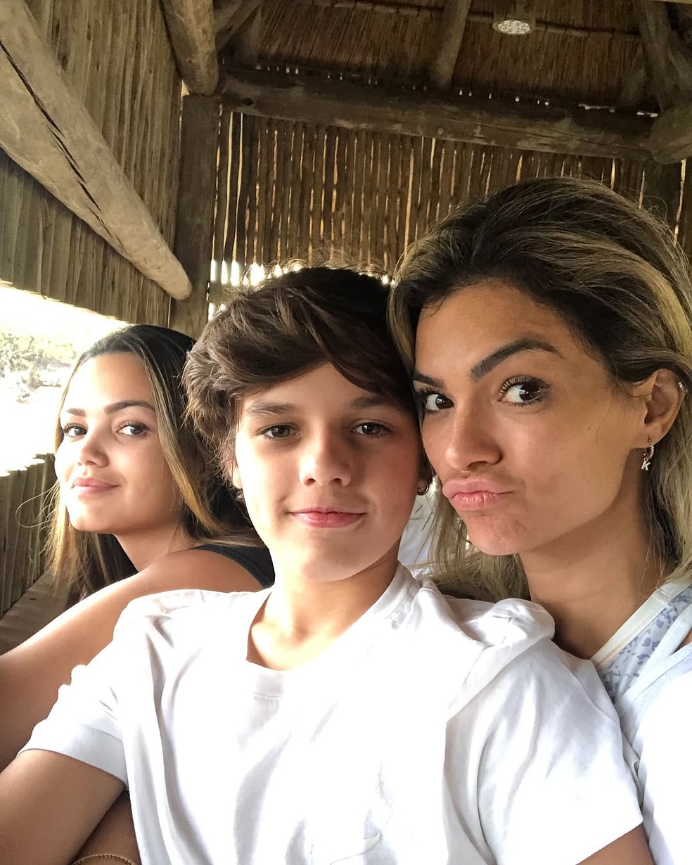 Vivendo em Angola, Kelly Key curte passeio em alto-mar com o marido e o ...