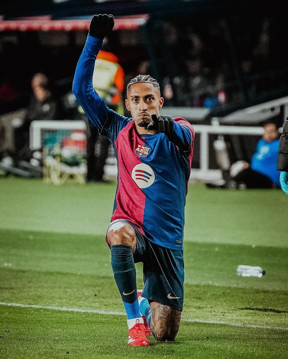 Natalia Belloli capricha no look para ver jogo do marido, Raphinha, na ...