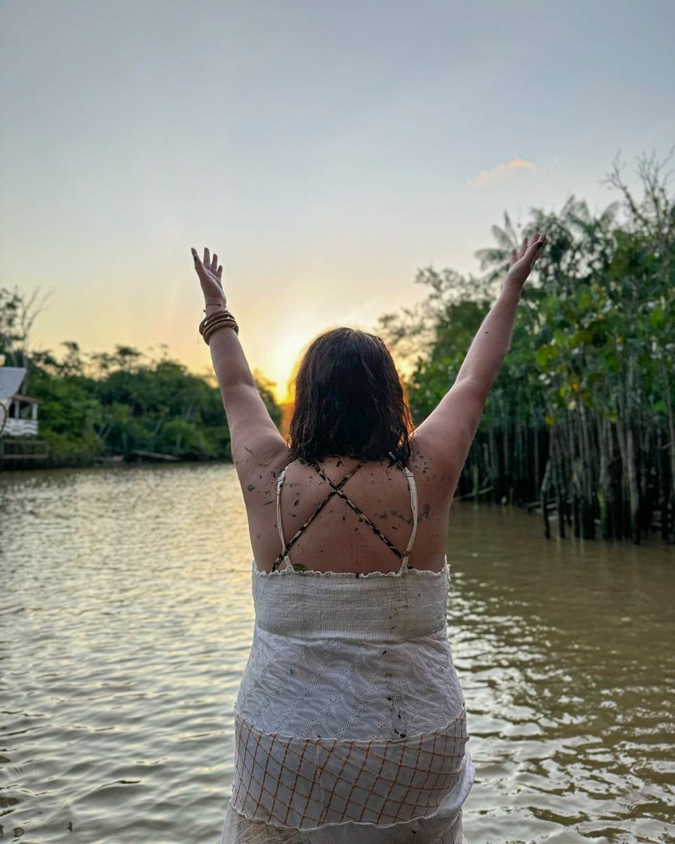 De biquíni e vestido transparente, Fabiana Karla toma banho em rio no Pará