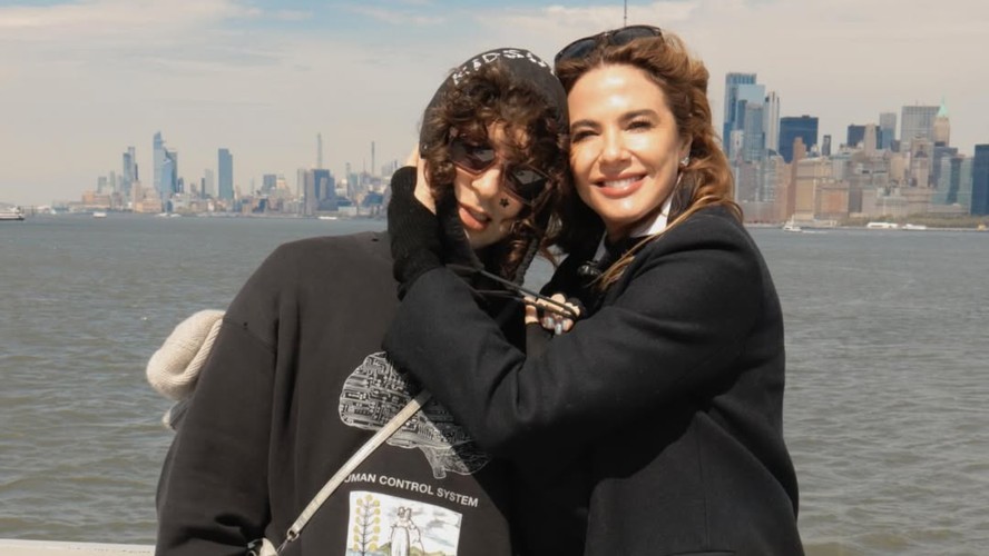 Luciana Gimenez se derrete pelo filho, Lucas Jagger, durante viagem em ...
