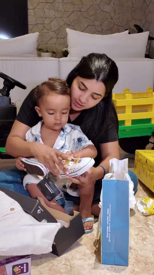 Ary Mirelle mostra presentes que filho com João Gomes ganhou em ...