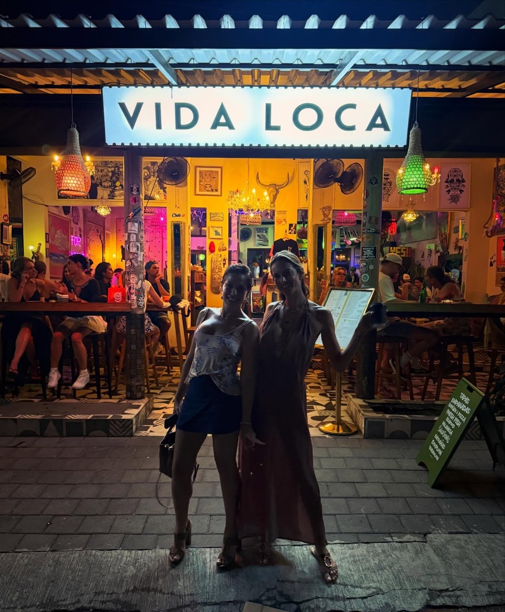 De biquíni, Alessandra Ambrosio posa na Indonésia durante viagem ...