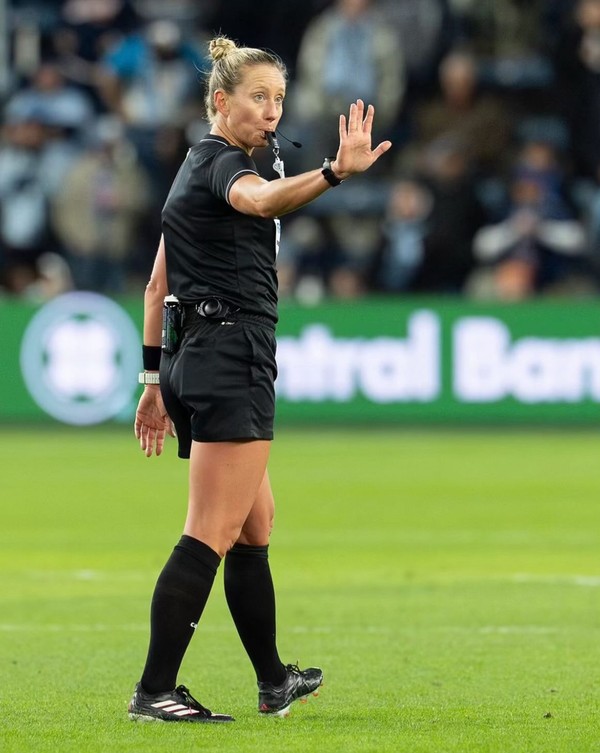 Conheça Tori Penso, 1° árbitra mulher a apitar na Copa do Mundo em 2026