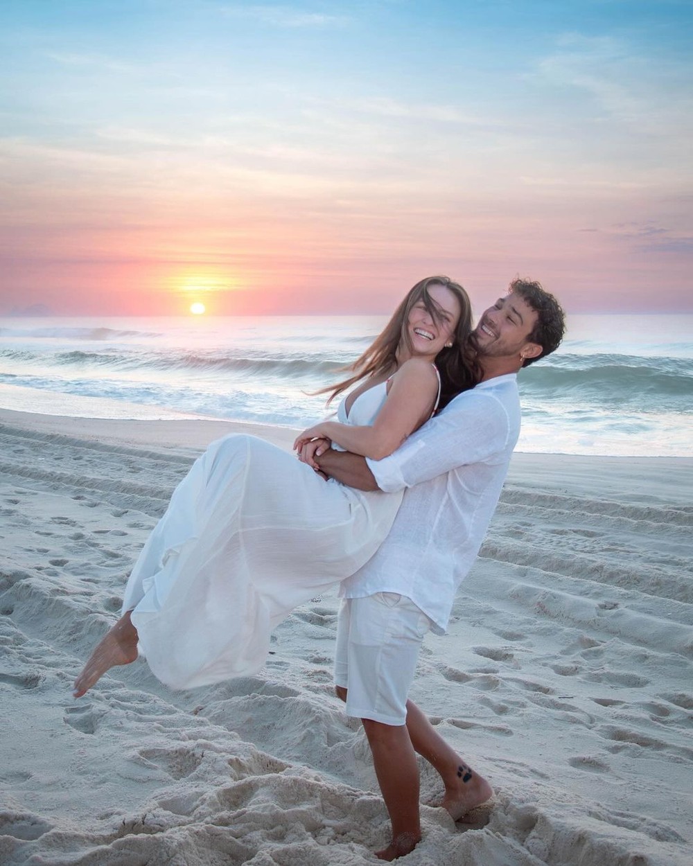 Larissa Manoela combina look com André Luiz Frambach em cliques na praia