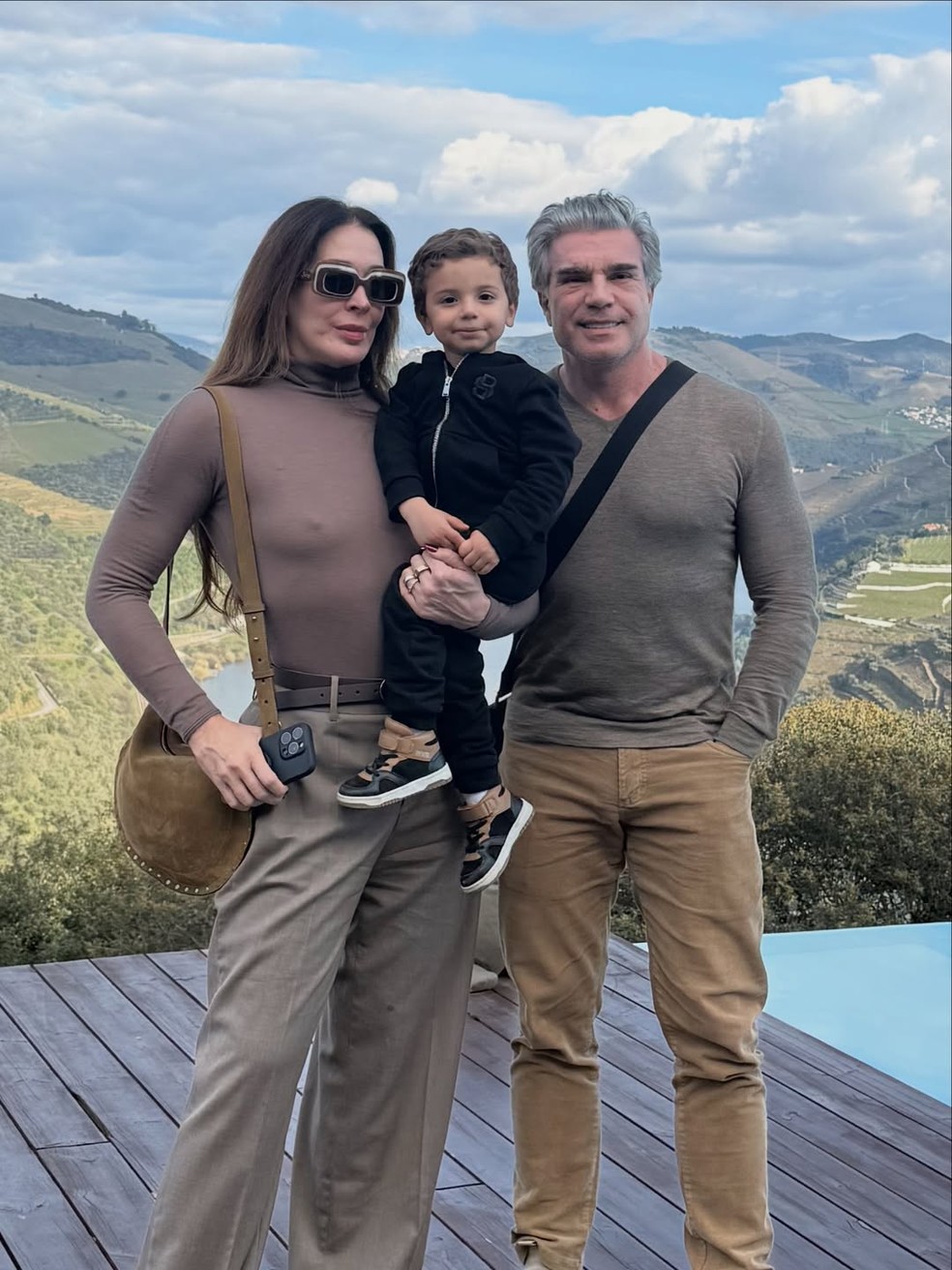 Claudia Raia e o marido surgem em viagem com filho caçula e web destaca ...