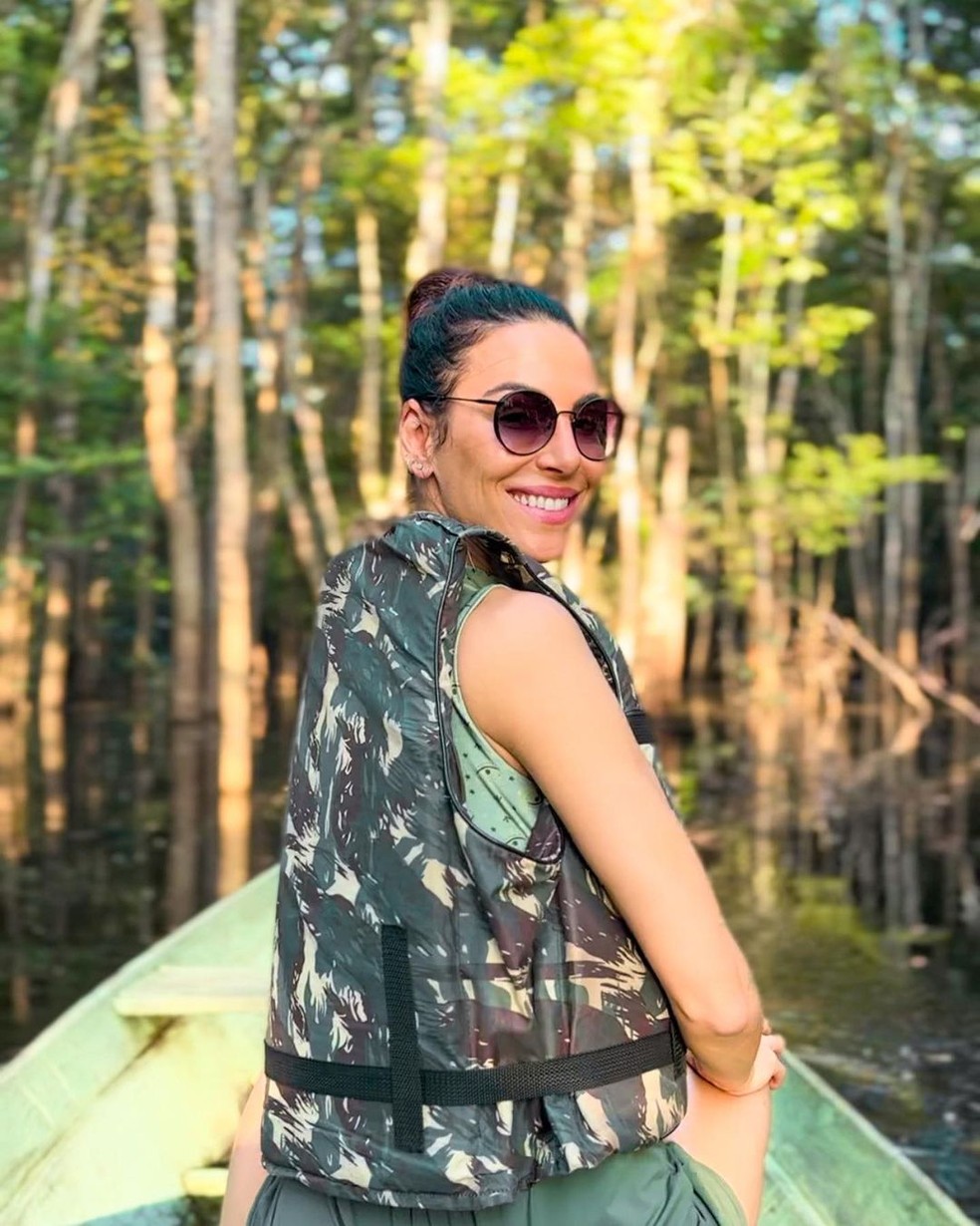 Mel Fronckowiak passeia pela Amazônia ao lado de Rodrigo Santoro ...