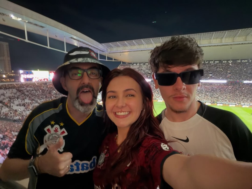 Maisa e Klara Castanho aproveitam juntas semifinal da Copa do Brasil