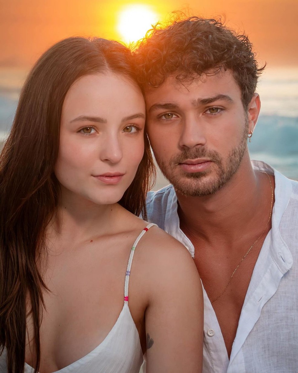 Larissa Manoela combina look com André Luiz Frambach em cliques na praia