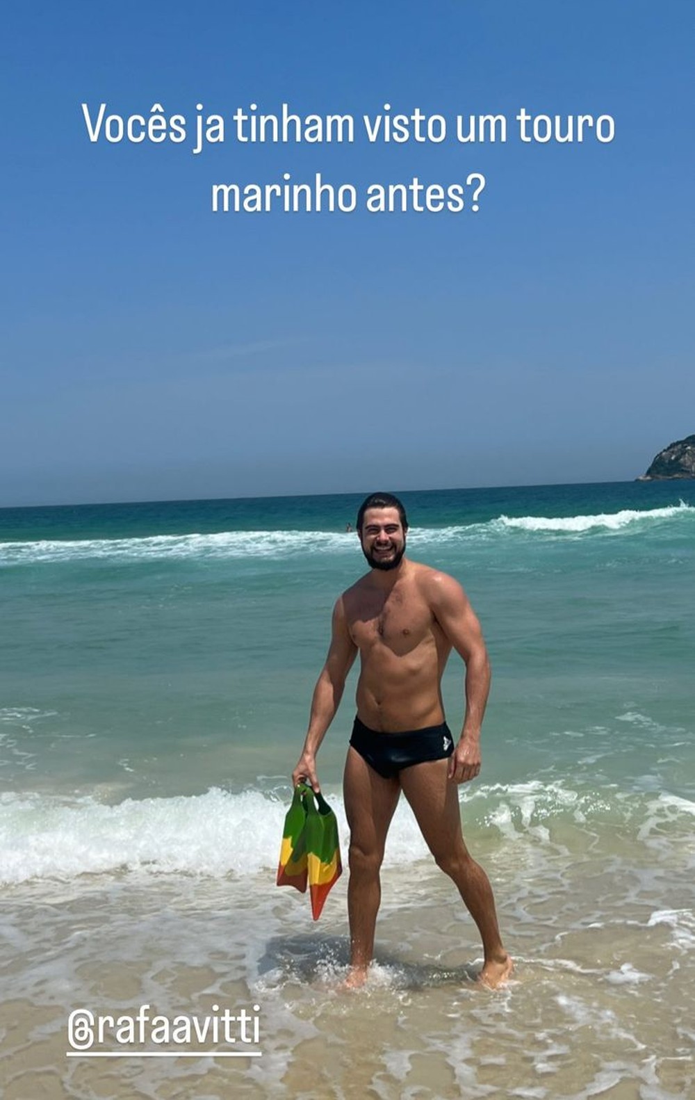 Rafa Vitti aproveita calor para se refrescar na praia e amigo brinca: 'Touro marinho'