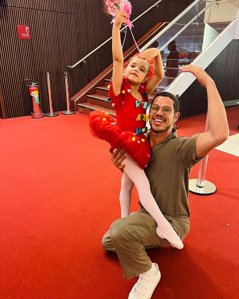 José Loreto mostra filha como bailarina e se derrete: 'Noite emocionante'