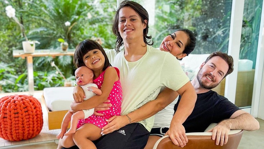 Maira Cardi posa com Thiago Nigro e os dois filhos, Lucas e Sophia | Celebridades | Marie Claire