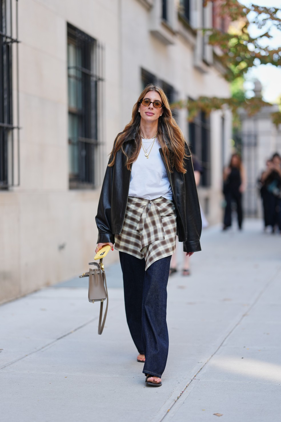 Este truque de styling dos anos 1990 está de volta ao street style