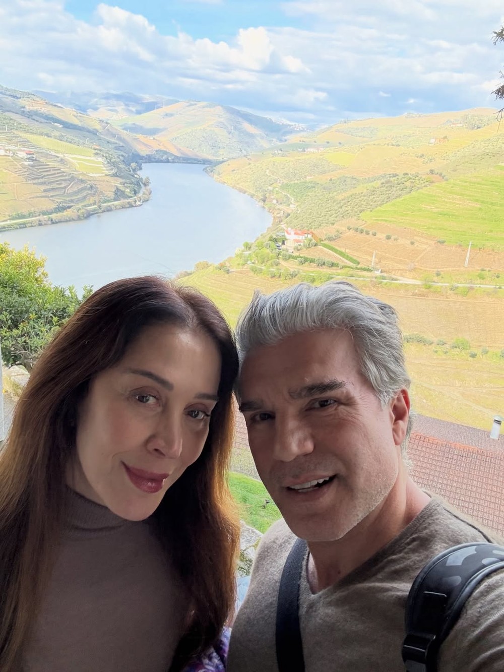 Claudia Raia e o marido surgem em viagem com filho caçula e web destaca ...