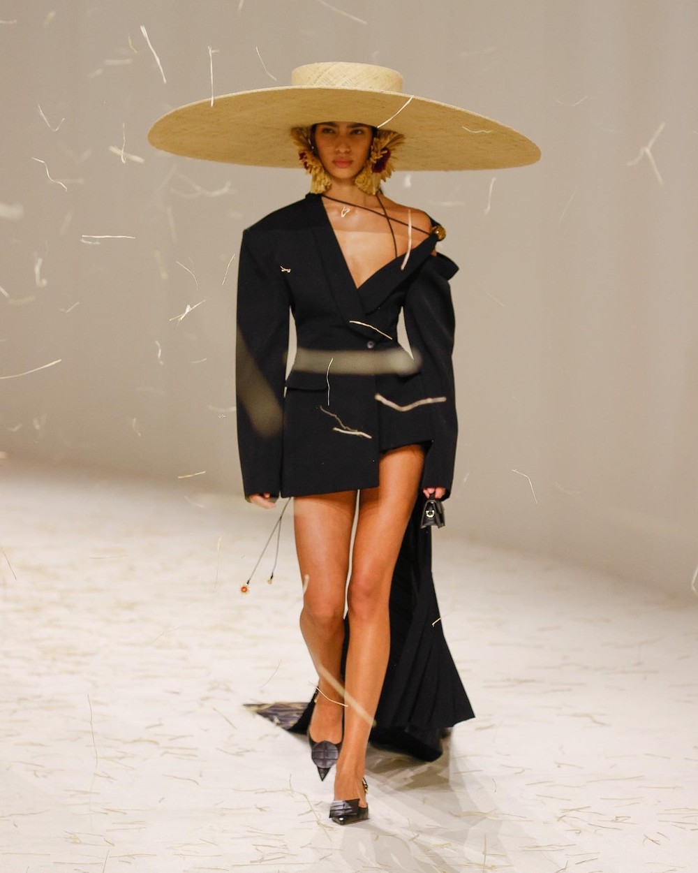 Jacquemus aposta em ráfia para desfile primavera-verão 2023 em Paris