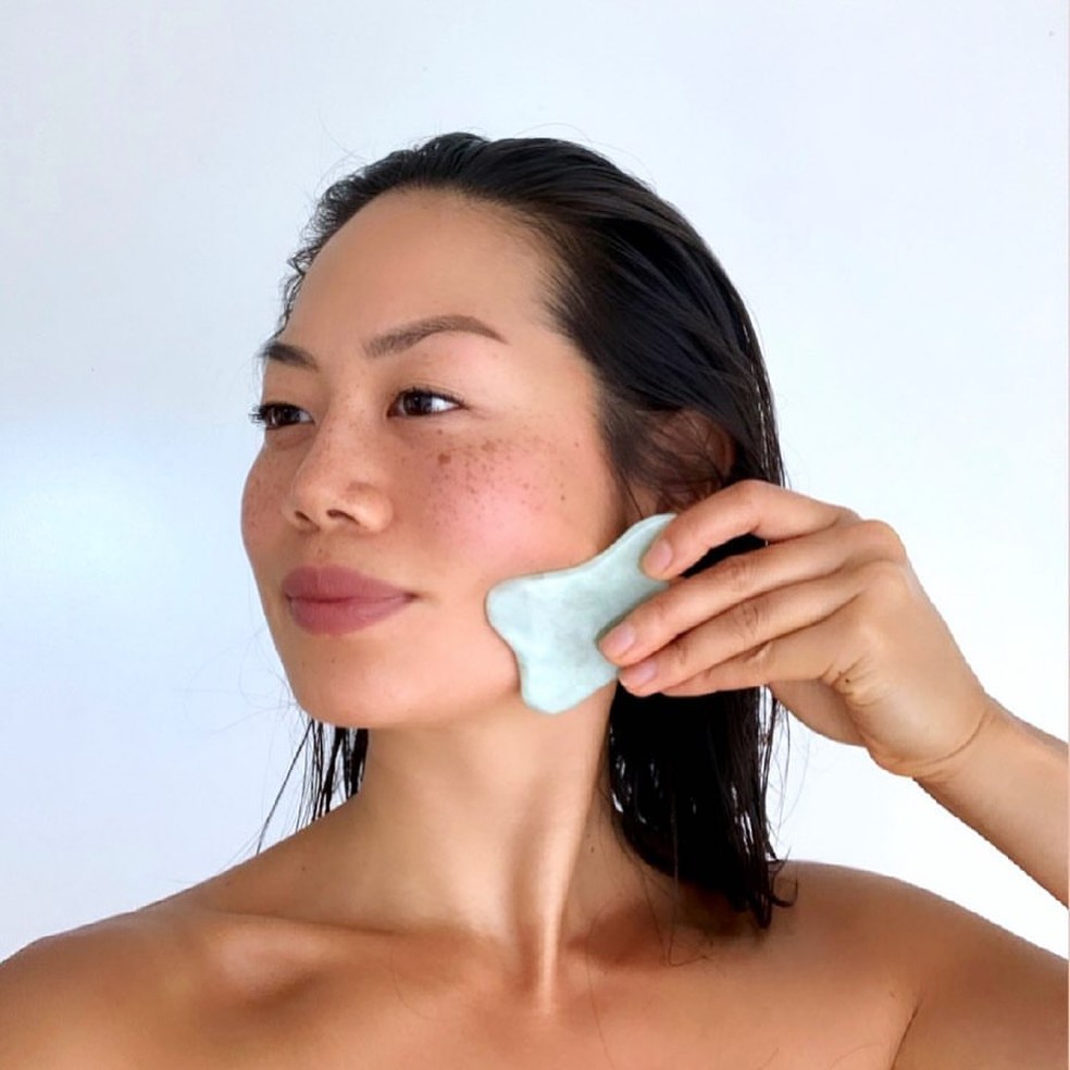 Gua Sha realmente funciona? Entenda como funciona a técnica de massagem facial