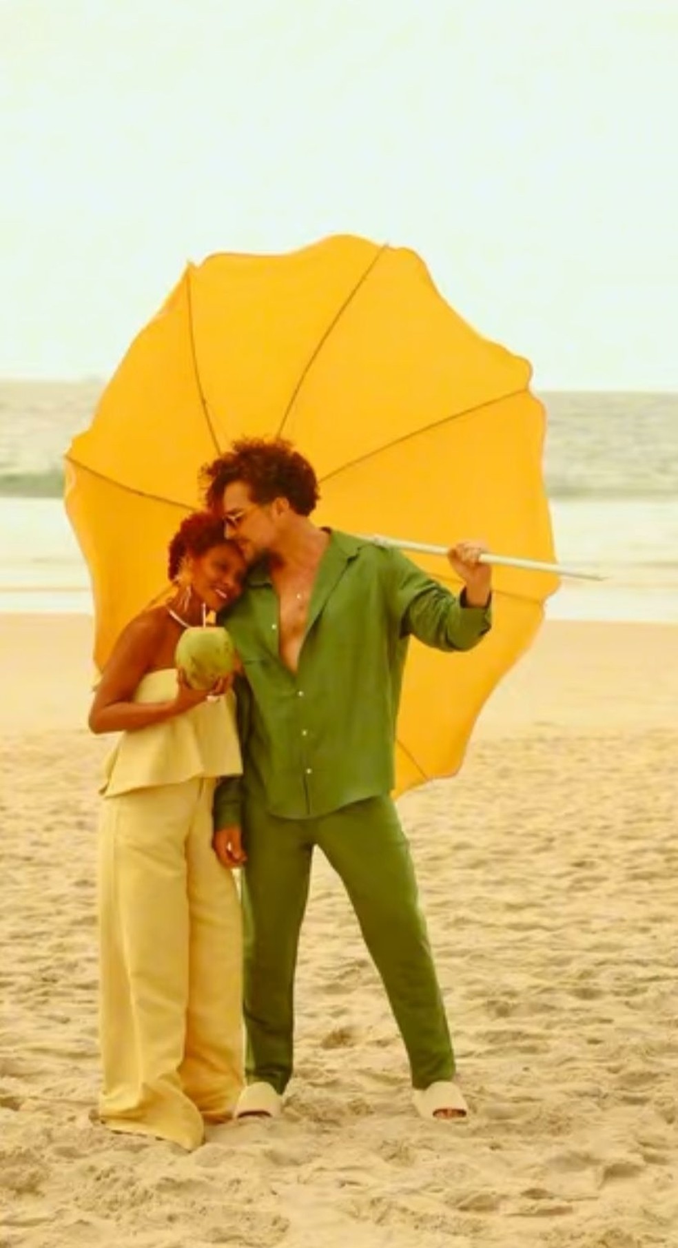 Igor Rickli compartilha sessão de fotos romântica com Aline Wirley na praia