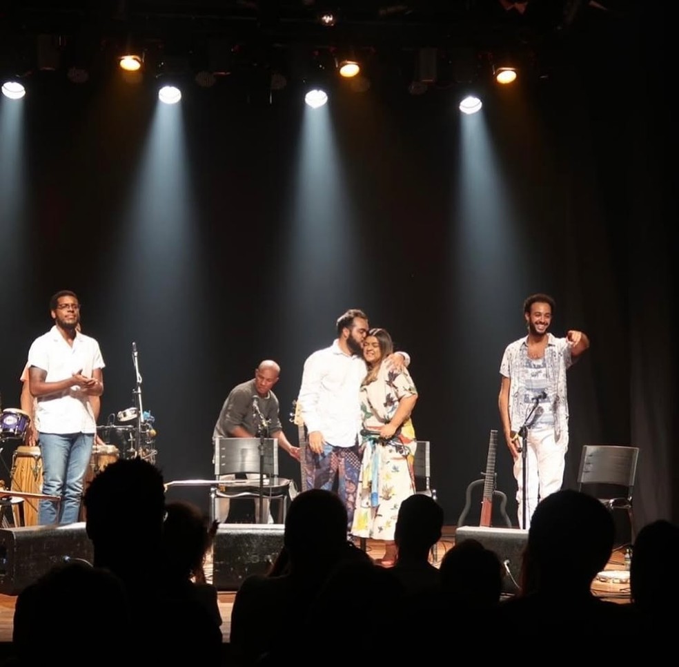 Os Gilsons, banda composta por filho e familiares de Preta Gil, se ...