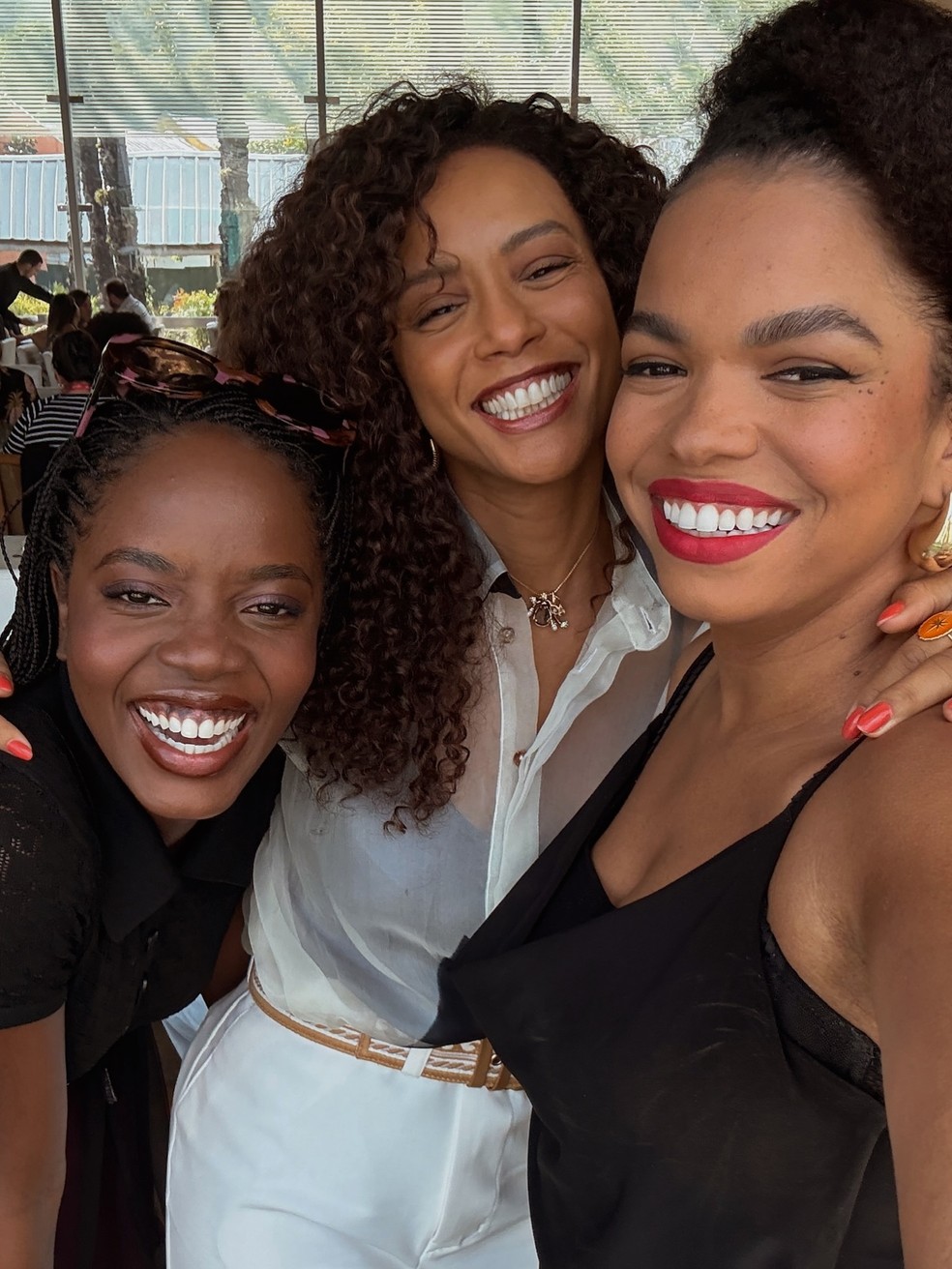 Protagonistas! Taís Araújo posa com Clara Moneke e Jennifer Nascimento ...