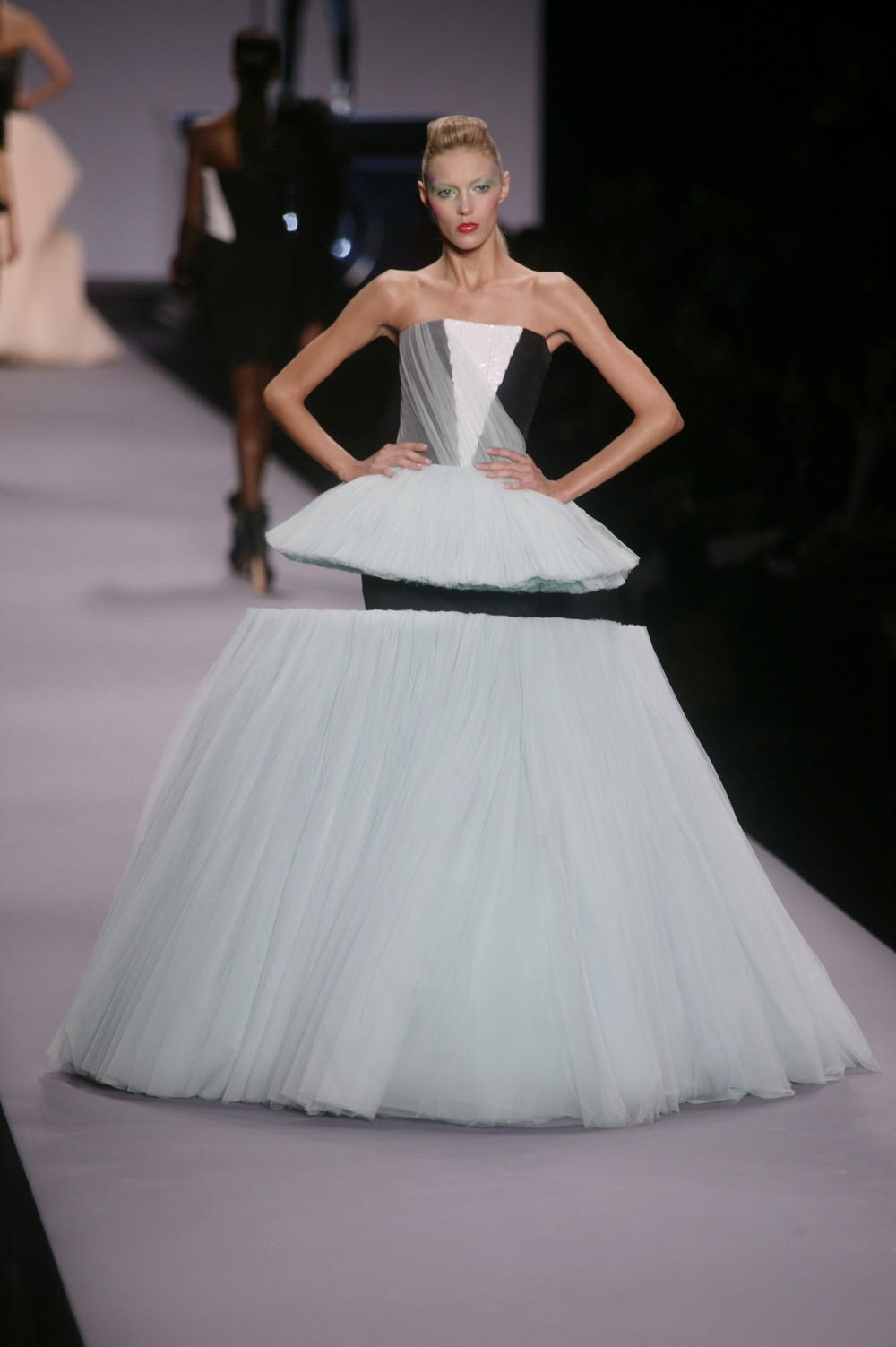 Alta-costura: Viktor & Rolf criam vestido de debutante surrealista