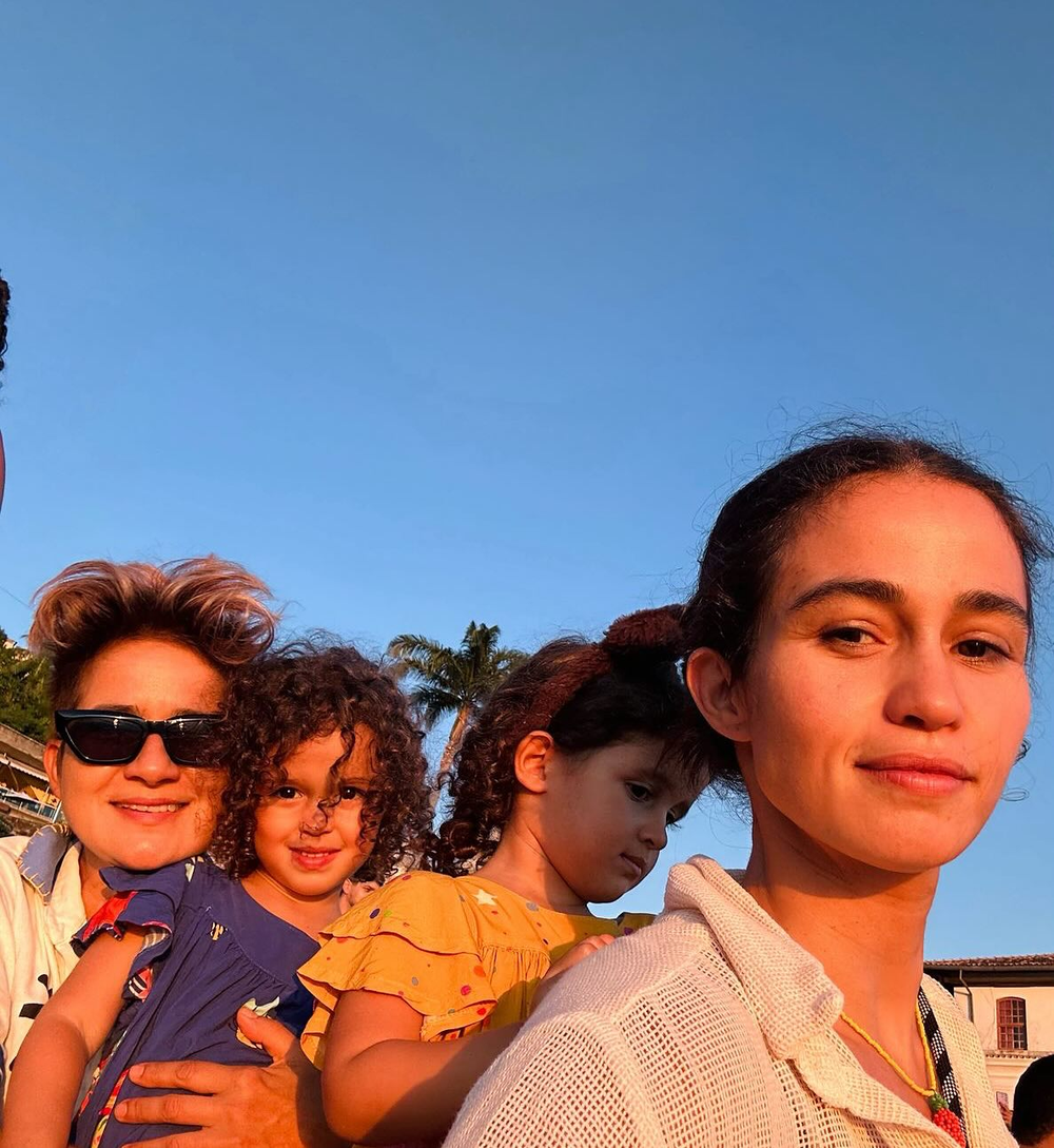 Lan Lahn e Nanda Costa mostram passeio com as gêmeas e se assustam com ...