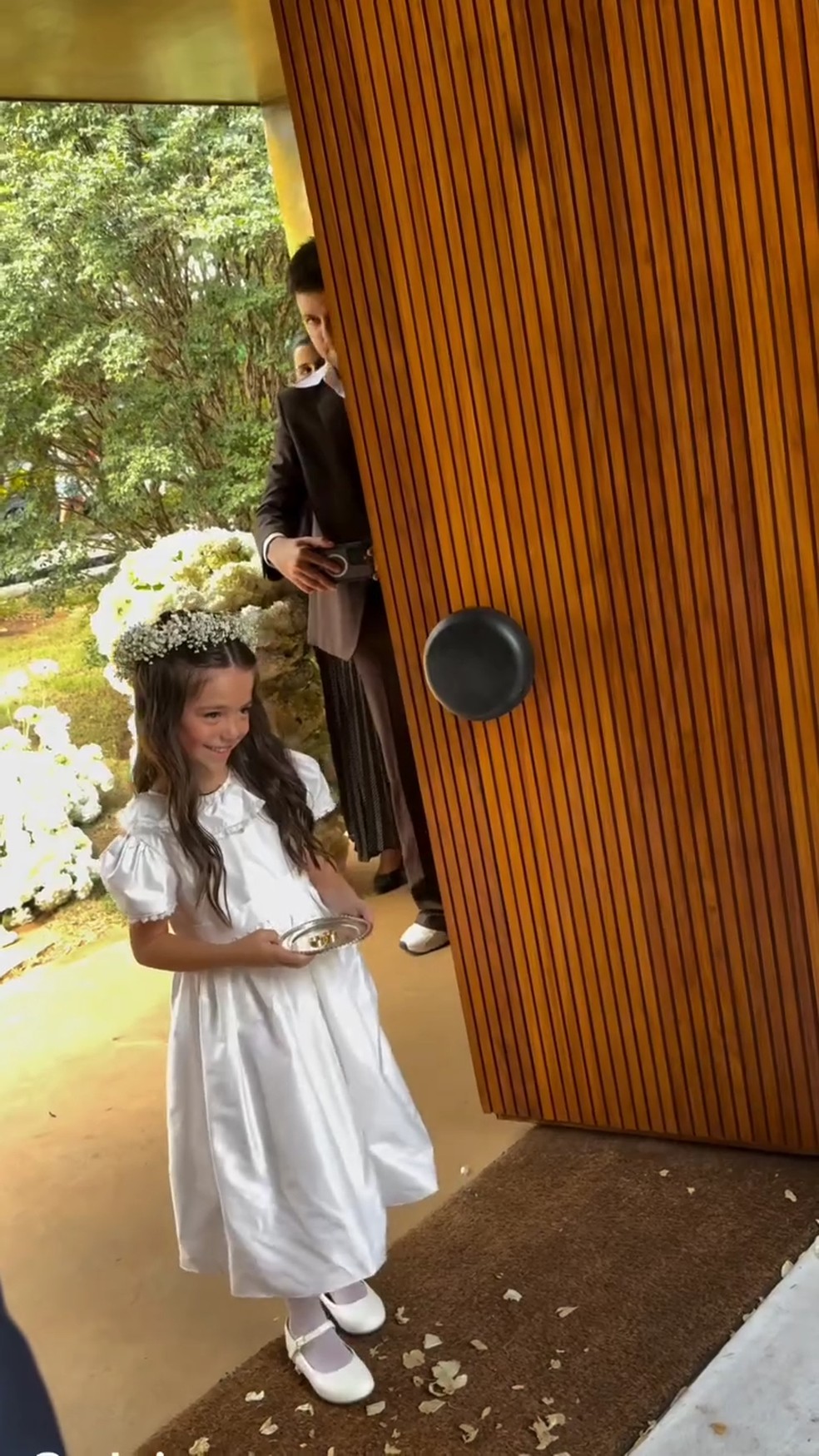 Zoe leva alianças ao altar no casamento da mãe, Sabrina Sato; vídeo