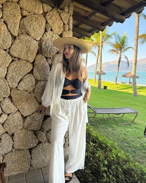 Suzanna Freitas posta clique com body recortado e é comparada à mãe ...