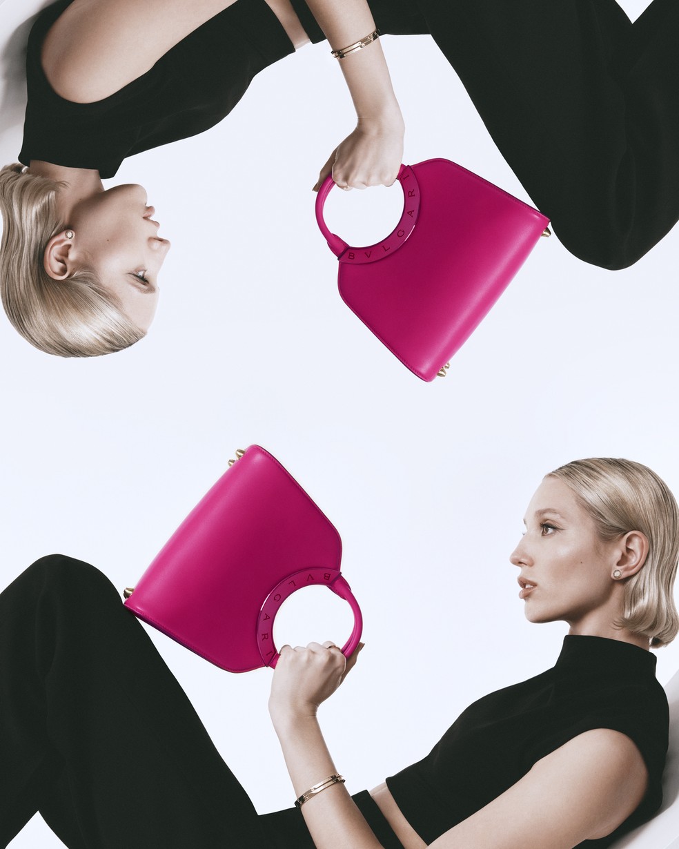 A bolsa Bulgari que tem um detalhe inspirado nas antigas moedas de Roma ...