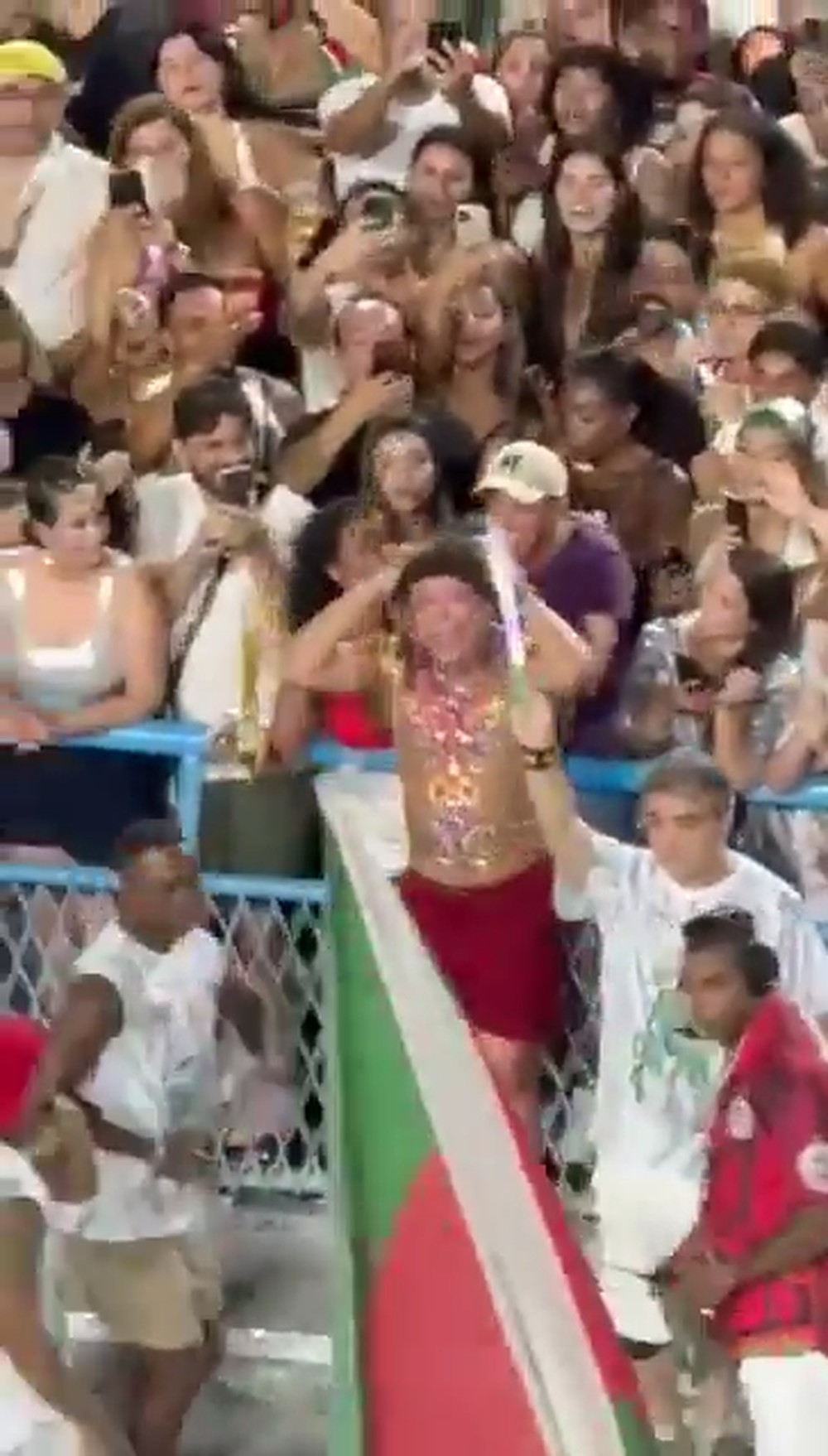 David Brazil passa perrengue após chuva descolar peruca em plena Sapucaí